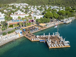 Piscina externa sazonal, funciona das 9h às 19h, espreguiçadeiras
