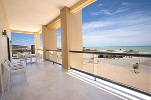 Apartamento Familiar em Condomínio Fechado, 3 quartos, varanda, vista para o mar | Terraço/pátio interior