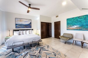 Cobertura família, 2 quartos, sacada, vista para a praia | Roupas de cama premium, edredons de pluma, camas com colchões pillow-top