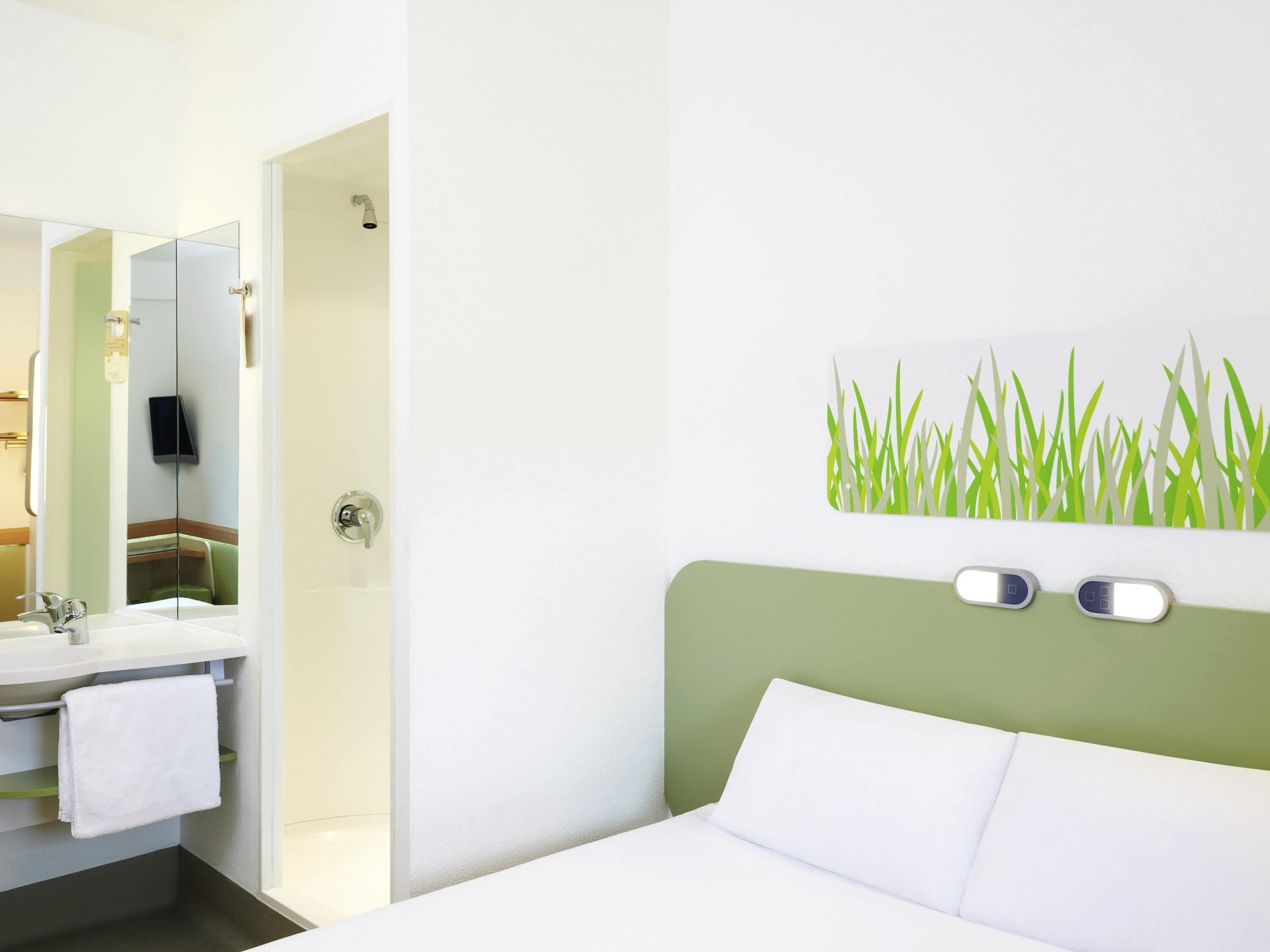 Cofres nos quartos, escrivaninha, Wi-Fi de cortesia, roupa de cama