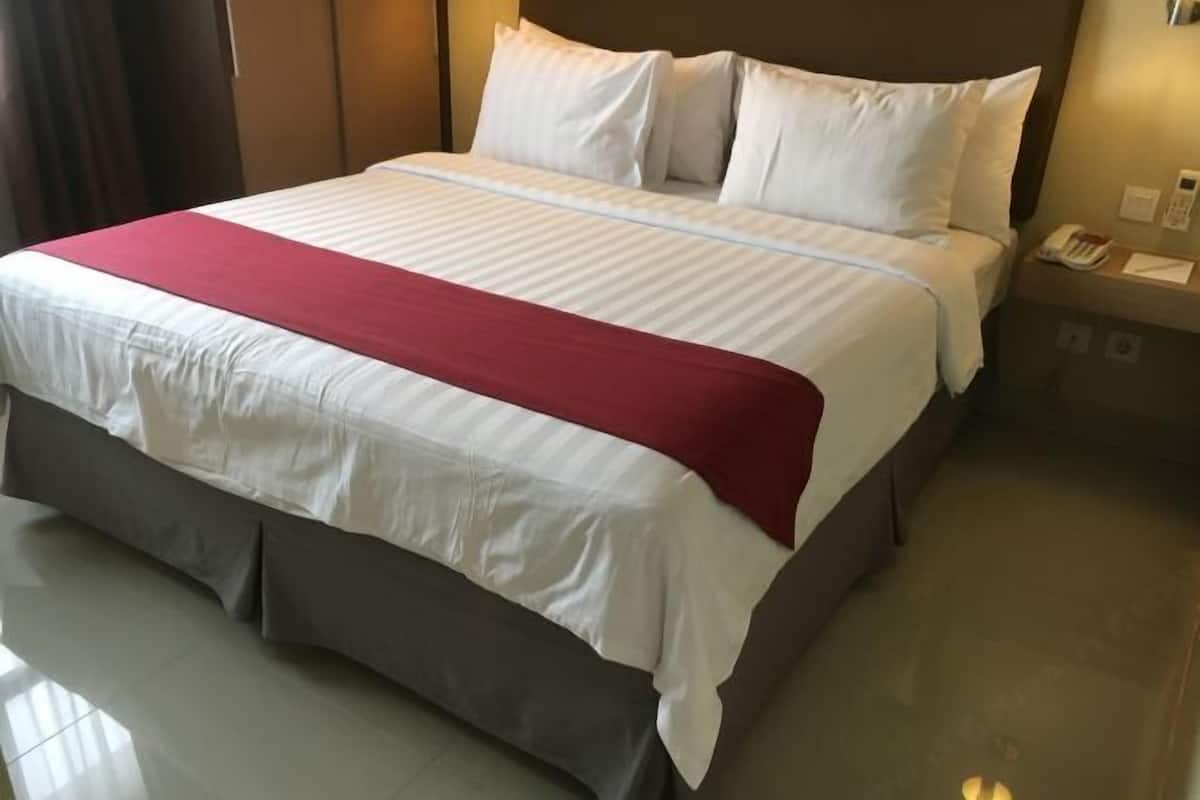 Frigobar, cofres nos quartos, escrivaninha