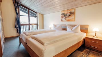 Suíte, 1 quarto | Roupas de cama antialérgicas, frigobar, cofres nos quartos, escrivaninha
