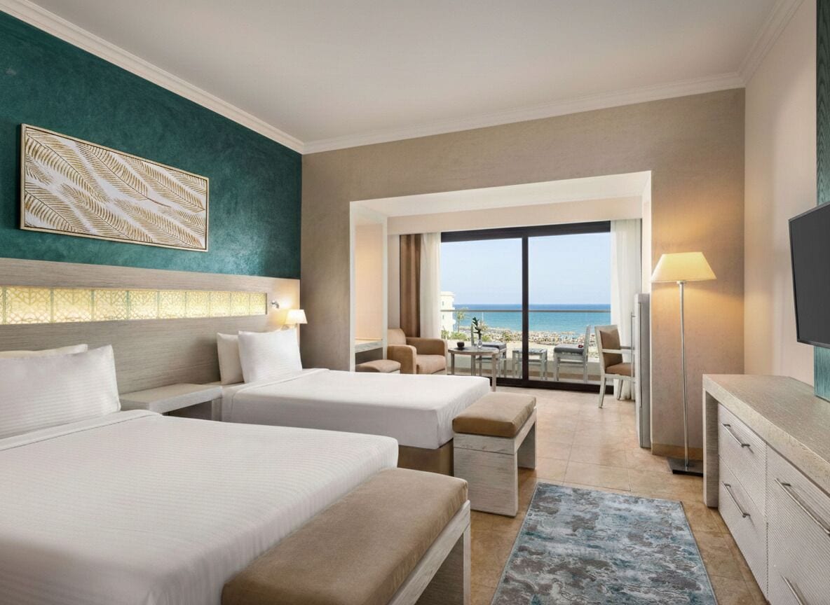 Frigobar, cofres nos quartos, escrivaninha, quartos à prova de som