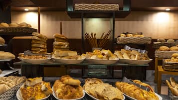 6 restaurantes, com serviço de café da manhã e almoço; culinária chinesa