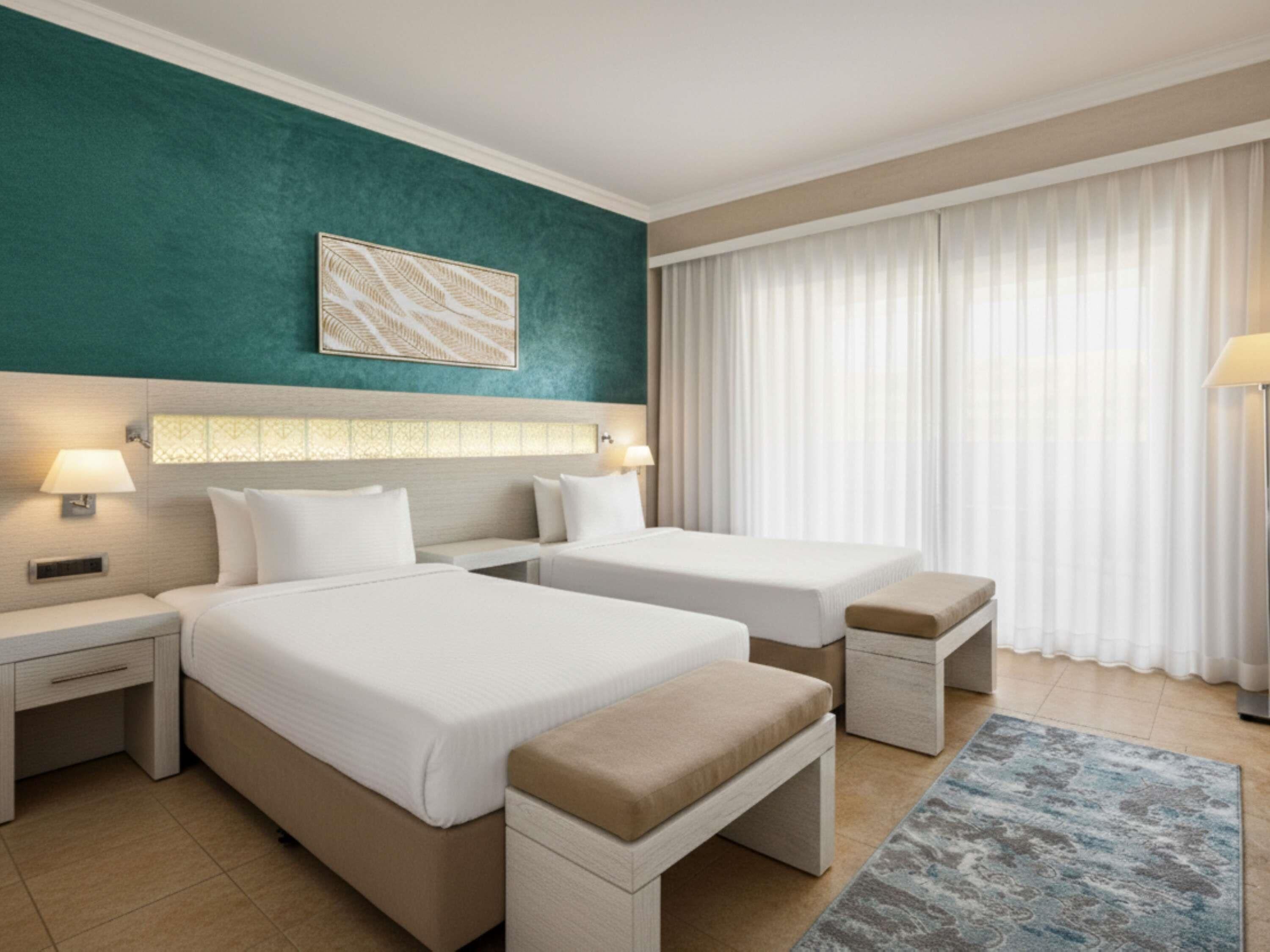 Frigobar, cofres nos quartos, escrivaninha, quartos à prova de som