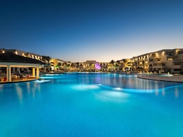 2 bares/lounges, um bar junto à piscina, um bar de praia 