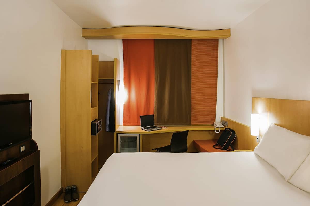 Quarto casal, 1 cama de casal | Roupas de cama premium, frigobar, cofres nos quartos, escrivaninha