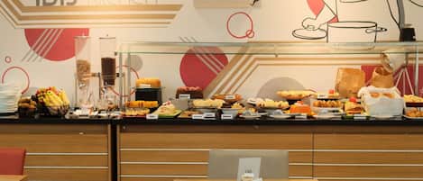 Pequeno-almoço tipo buffet diário mediante uma taxa