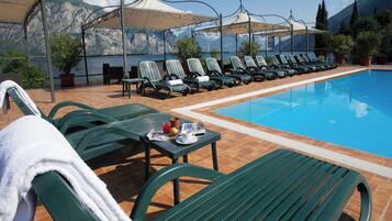 Piscina exterior, da(s) 9:00 à(s) 20:00, espreguiçadeiras
