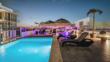 Piscina externa, funciona das 9h às 20h, guarda-sóis, espreguiçadeiras