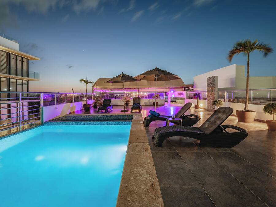 Piscina externa, funciona das 10h às 22h, guarda-sóis, espreguiçadeiras