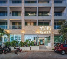 Fachada do alojamento (tarde/noite)