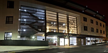 Fachada da propriedade à noite