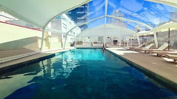 Piscina interior, piscina exterior