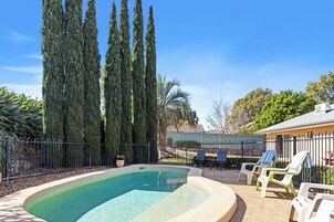 Piscina externa, funciona das 7h às 22h, espreguiçadeiras