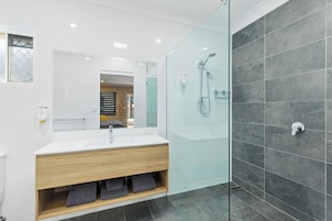 Quarto executivo, 1 cama King | Banheiro | Produtos de toalete grátis, secador de cabelo, toalhas de banho 