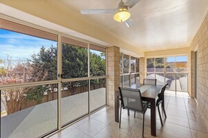 Apartamento, 2 quartos, sacada | Terraço/pátio