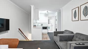 Apartamento família, 2 quartos (Free Wi-Fi & Parking) | Área de estar | TV de tela plana