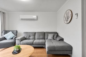 Apartamento premier, 3 quartos (Free Wi-Fi & Parking) | Área de estar | TV de tela plana