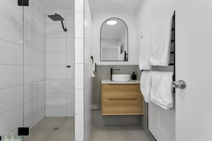 Quarto superior, 2 quartos, no pátio (Free Wi-Fi & Parking) | Banheiro | Produtos de toalete biodegradáveis, secador de cabelo, toalhas de banho