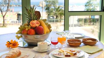 Café da manhã com buffet todos os dias (EUR 15 por pessoa)