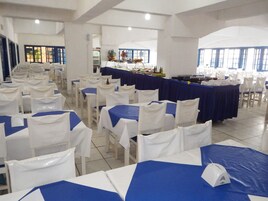 Café da manhã, almoço e jantar; culinária brasileira 