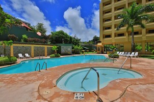 Piscina externa, funciona das 9h às 17h, espreguiçadeiras