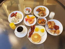 Café da manhã com buffet todos os dias mediante uma taxa