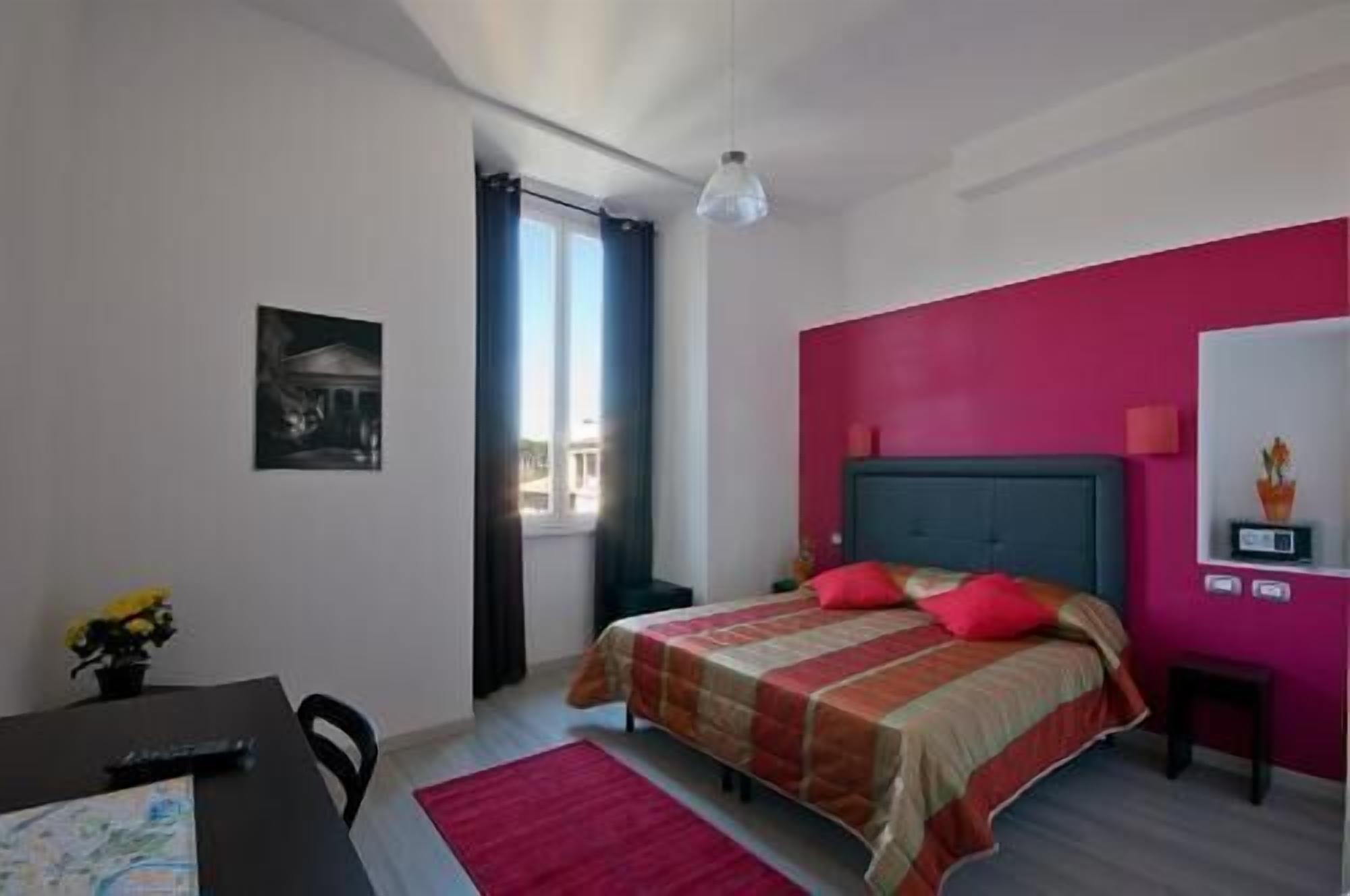 1 quarto, cofre no quarto, com mobília individualizada, secretária 