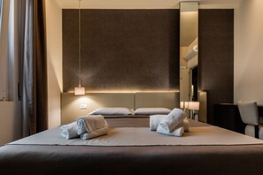 Quarto Clássico com Cama de Casal | Minibar, cofre no quarto, secretária