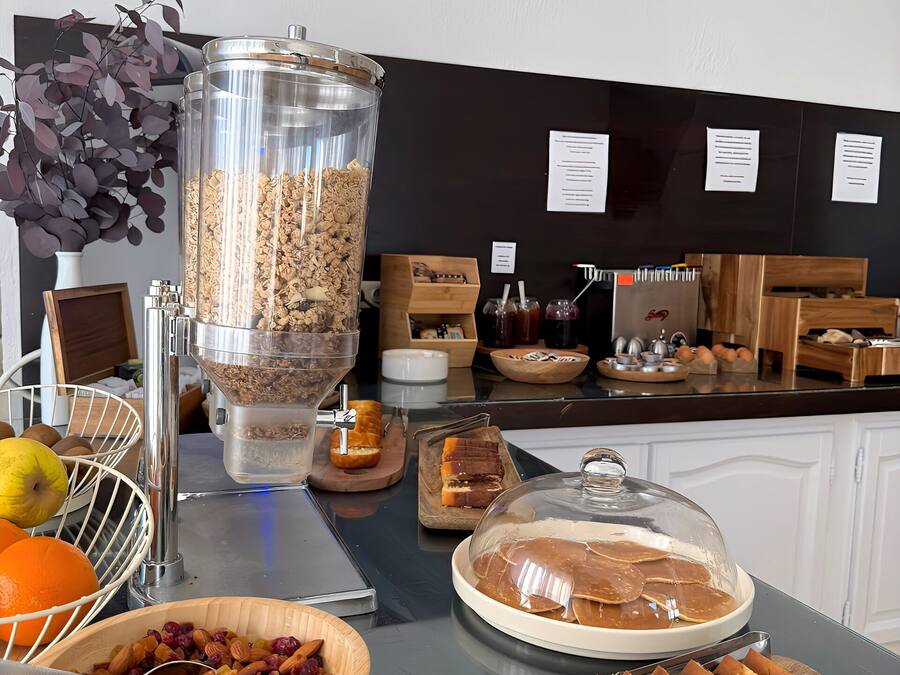 Pequeno-almoço tipo buffet diário mediante uma taxa