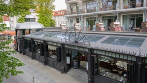 Um hotel com teto de vidro, área de estar externa e uma placa com a inscrição "EUROPA HOTEL".