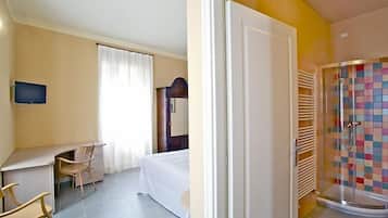 Quarto Duplo, 1 cama de casal ou 2 camas individuais, varanda | 1 quarto, secretária, secretária adequada para computadores portáteis