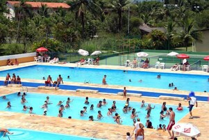 Piscina interna, 5 piscinas externas, guarda-sóis, espreguiçadeiras