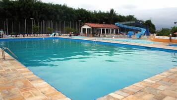 Piscina interior, 5 piscinas exteriores, guarda-sóis, espreguiçadeiras