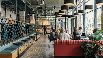 Pequenos-almoços, almoços, jantares servidos, cozinha internacional