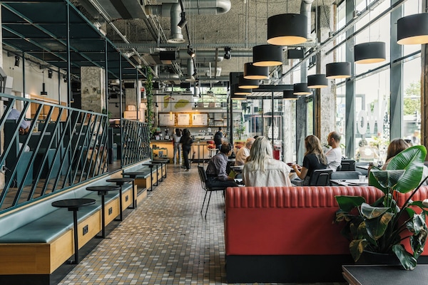 Café da manhã, almoço e jantar; culinária internacional