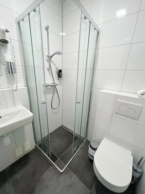 Quarto Quádruplo | Casa de banho | Um polibã, artigos de higiene pessoal grátis, um secador de cabelo 