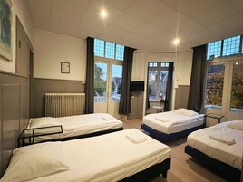 Quarto Quádruplo | Secretária, Wi-fi grátis, roupa de cama fornecida