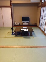 Cofres nos quartos, individualmente decorados, escrivaninha