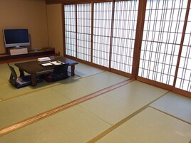 Cofres nos quartos, individualmente decorados, escrivaninha