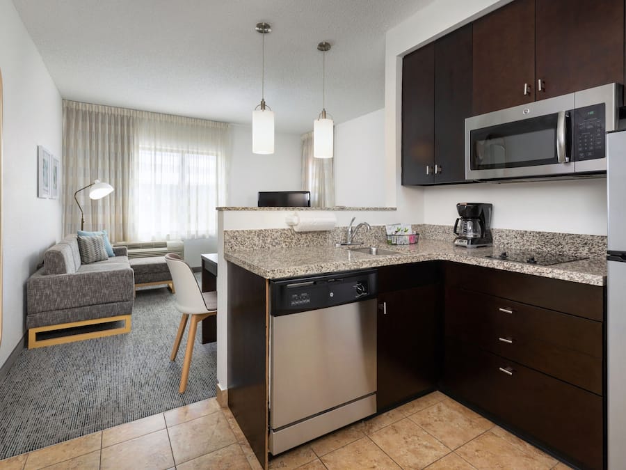 Suite, 2 quartos | Secretária, cortinas/cortinados opacos, ferro/tábua de engomar