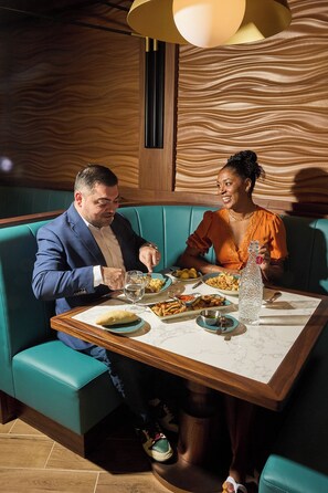 2 restaurantes: servem pequenos-almoços, almoços e jantares