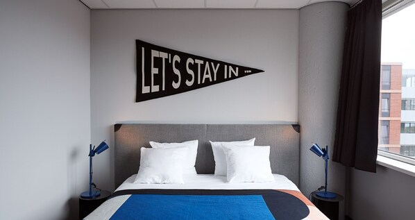 Escrivaninha, espaço de trabalho para notebook, cortinas blackout