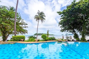 2 piscinas exteriores, guarda-sóis, espreguiçadeiras