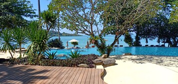 2 piscinas exteriores, guarda-sóis, espreguiçadeiras 