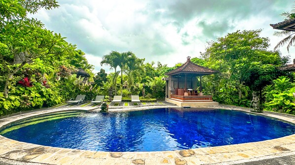 Piscina externa, espreguiçadeiras