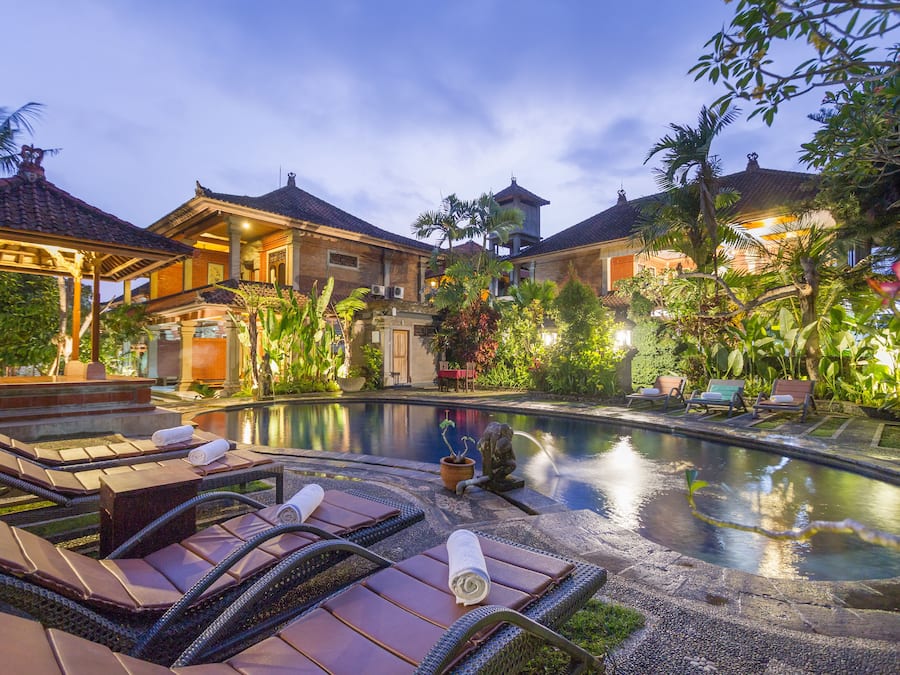 Piscina exterior, espreguiçadeiras