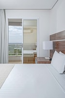 Quarto casal superior, sacada | Frigobar, cofres nos quartos, escrivaninha