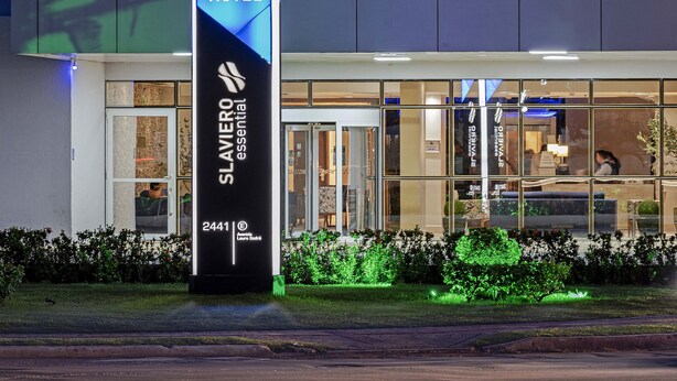 Entrada de hotel com uma placa que diz "SLAVIERO Essential 2441".